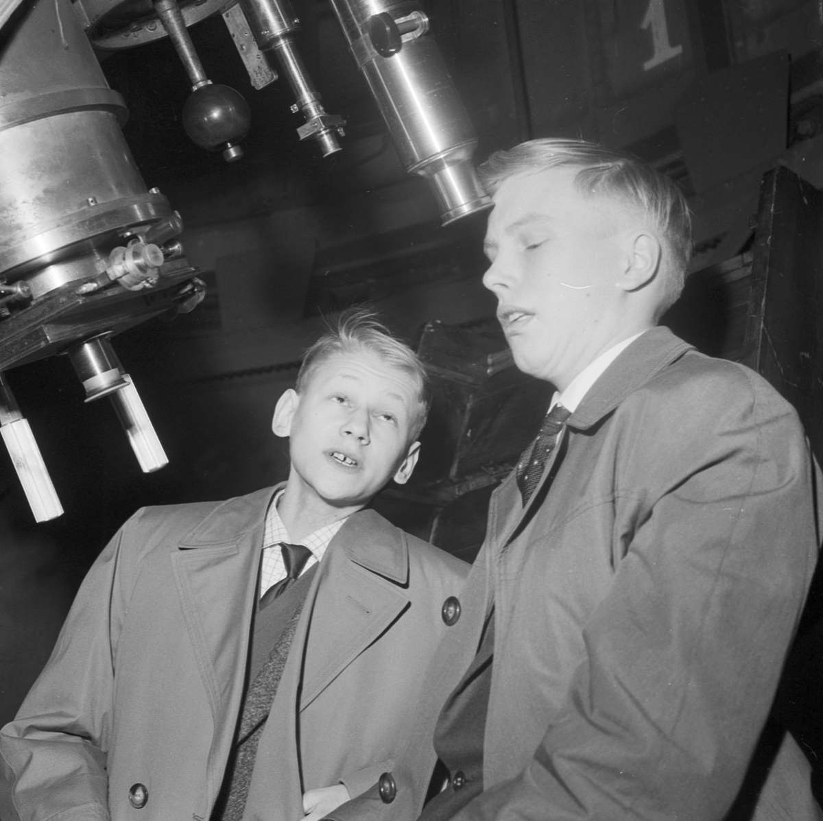 Leif Andersson och Sigge Bock på Observatoriet, Uppsala 1960 - Upplandsmuseet / DigitaltMuseum