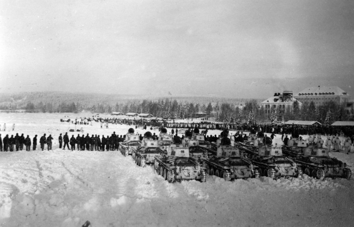 Uppställning med stridsvagnar m/41 i Dalarna år 1946. - Garnisonsmuseet ...