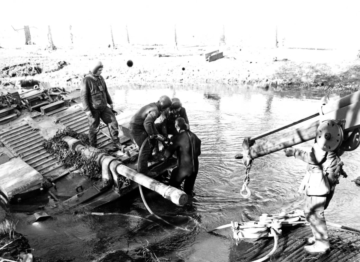 Stridsvagn 103 under vadövning - Garnisonsmuseet Skaraborg / DigitaltMuseum