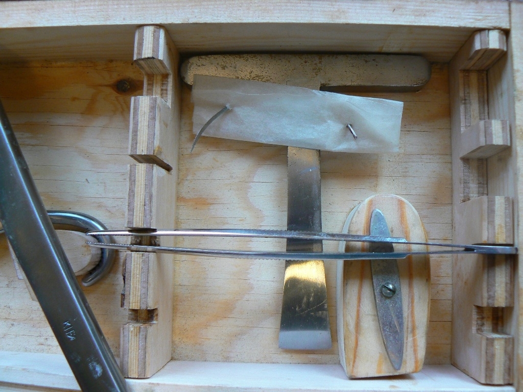 Schatull av trä innehållande allehanda kirurgiska(obduktions-?) redskap ...