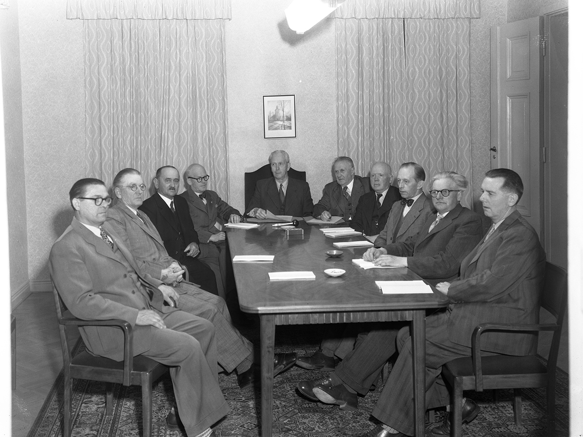Gruppbild av styrelsen i Varbergs sjukkassa år 1950. Tredje person från ...