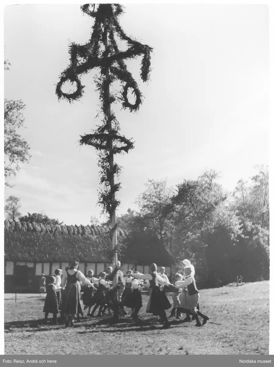 Stockholm. Midsommardans på Skansen. - Nordiska museet / DigitaltMuseum