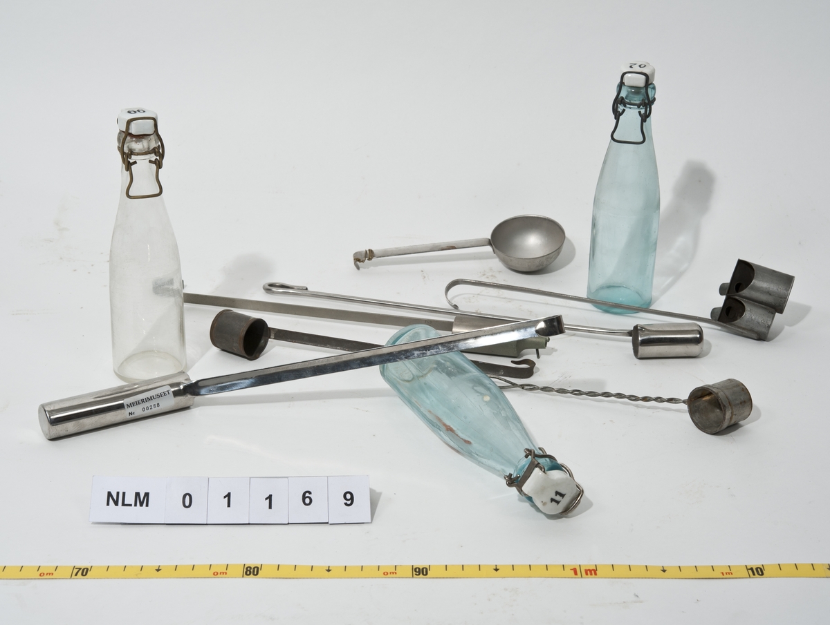 Kasse, med melkeflasker og øser - Vitenparken Campus Ås / DigitaltMuseum