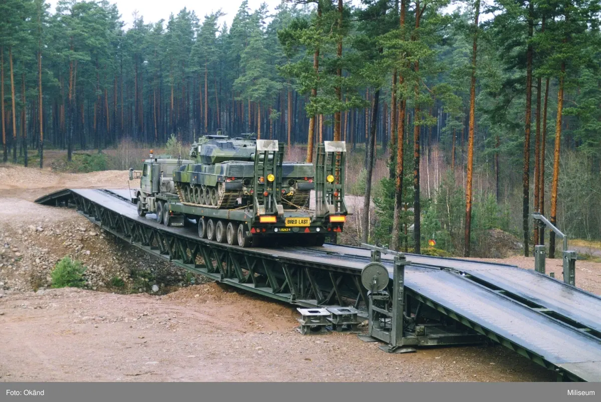 Krigsbro 5 (KB 5). Stridsvagn 122 och Scania T143. - Miliseum ...