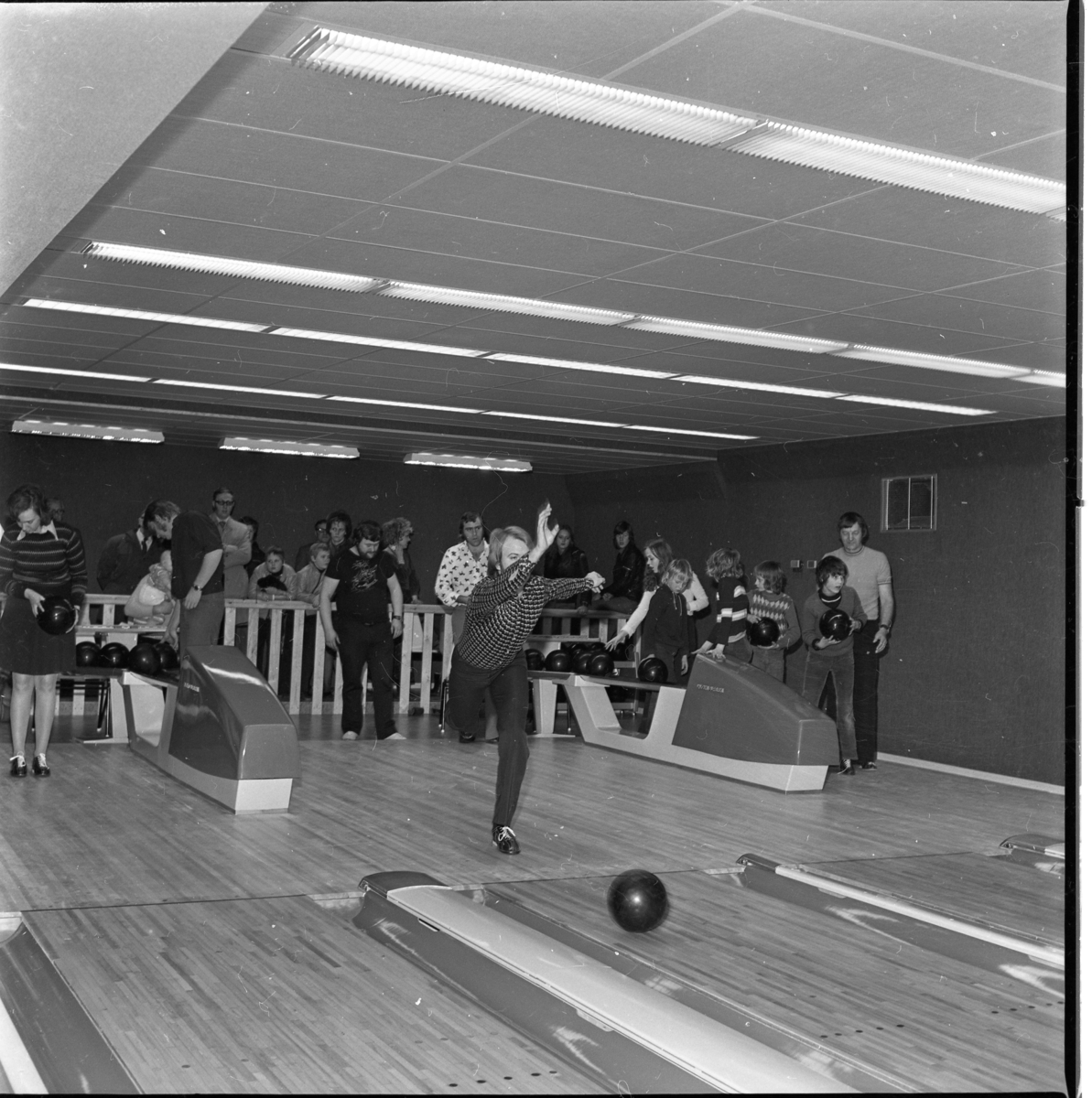 Det spelas bowling på tre banor. - Grenna Museum– Andréexpeditionen ...