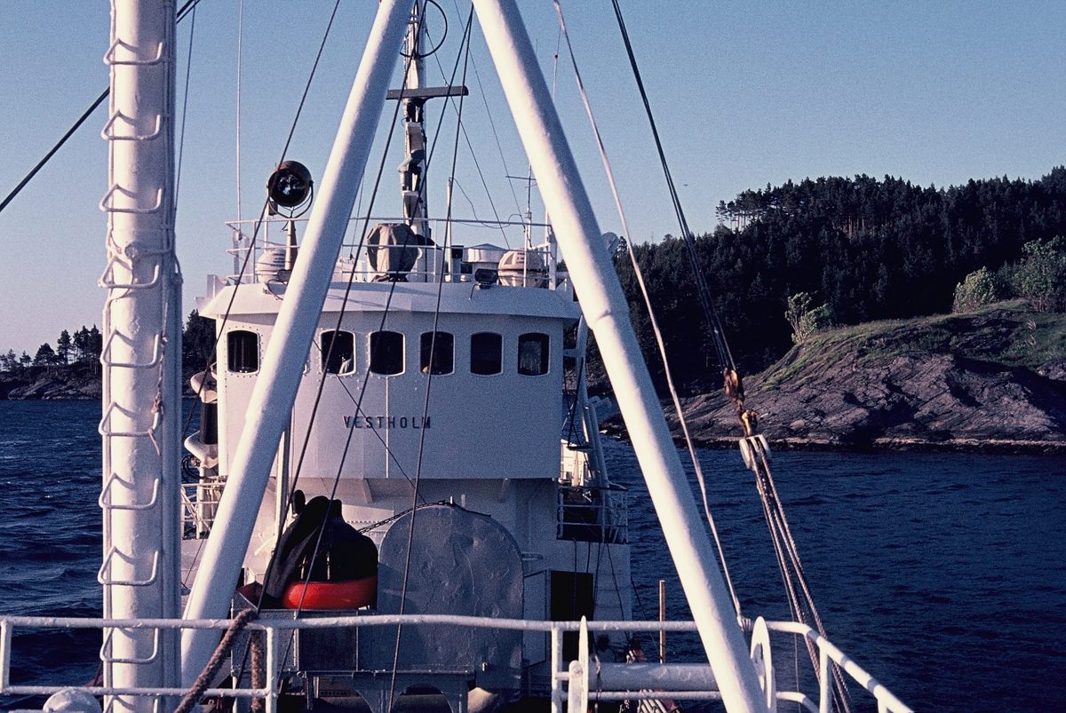 Fiskeskipet "M/S Vestholm" på sjøen. - Norsk Oljemuseum / DigitaltMuseum