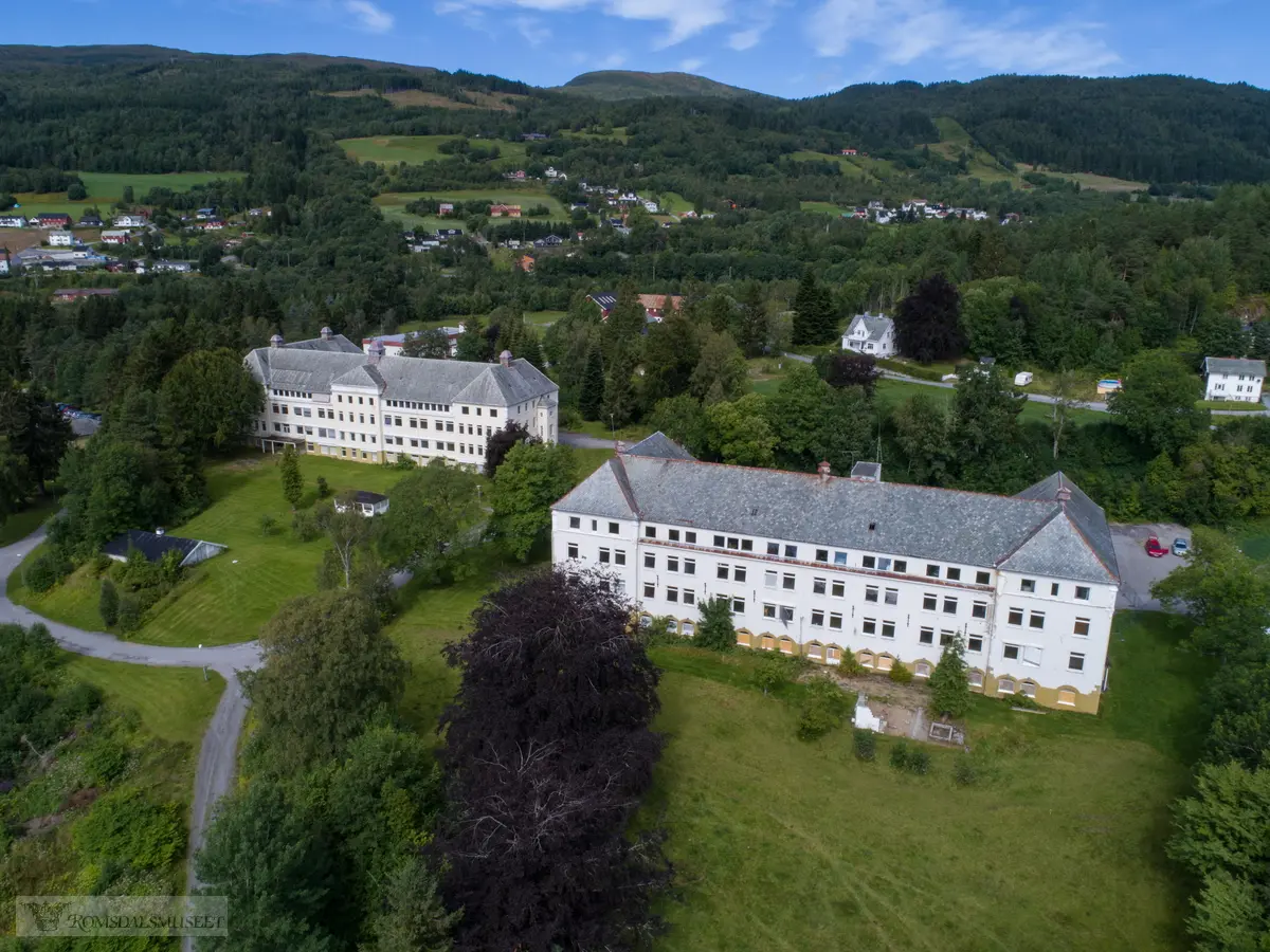 Oppdøl sjukehus er et psykiatrisk sykehus som ligger på Hjelset i Molde ...
