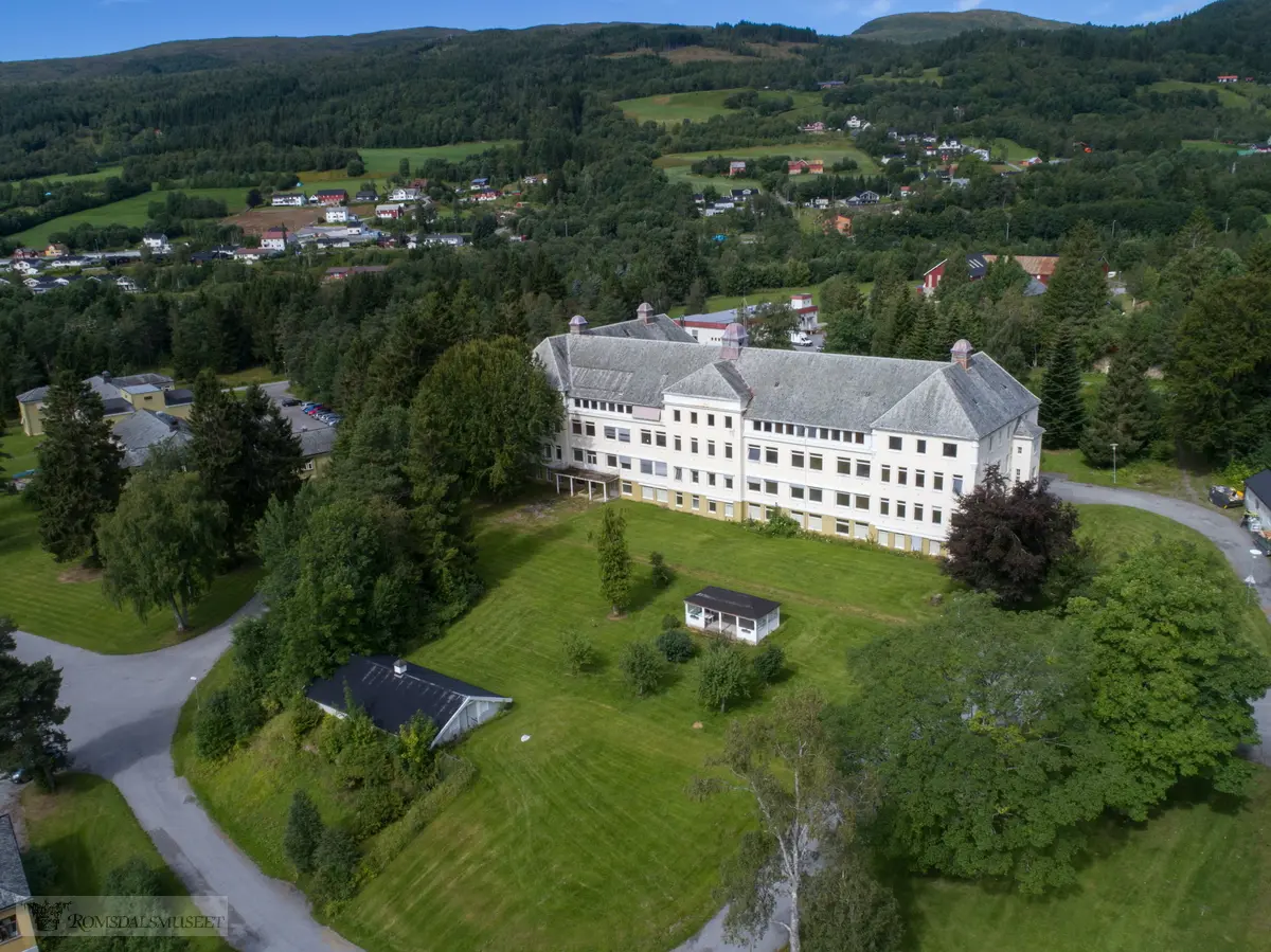 Oppdøl sjukehus er et psykiatrisk sykehus som ligger på Hjelset i Molde ...