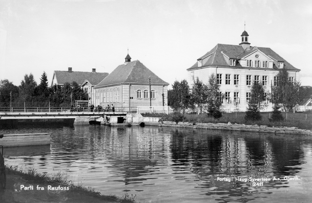 Postkort. Raufoss sentrum med Brubakken skole -#N# Mjøsmuseet /#N ...