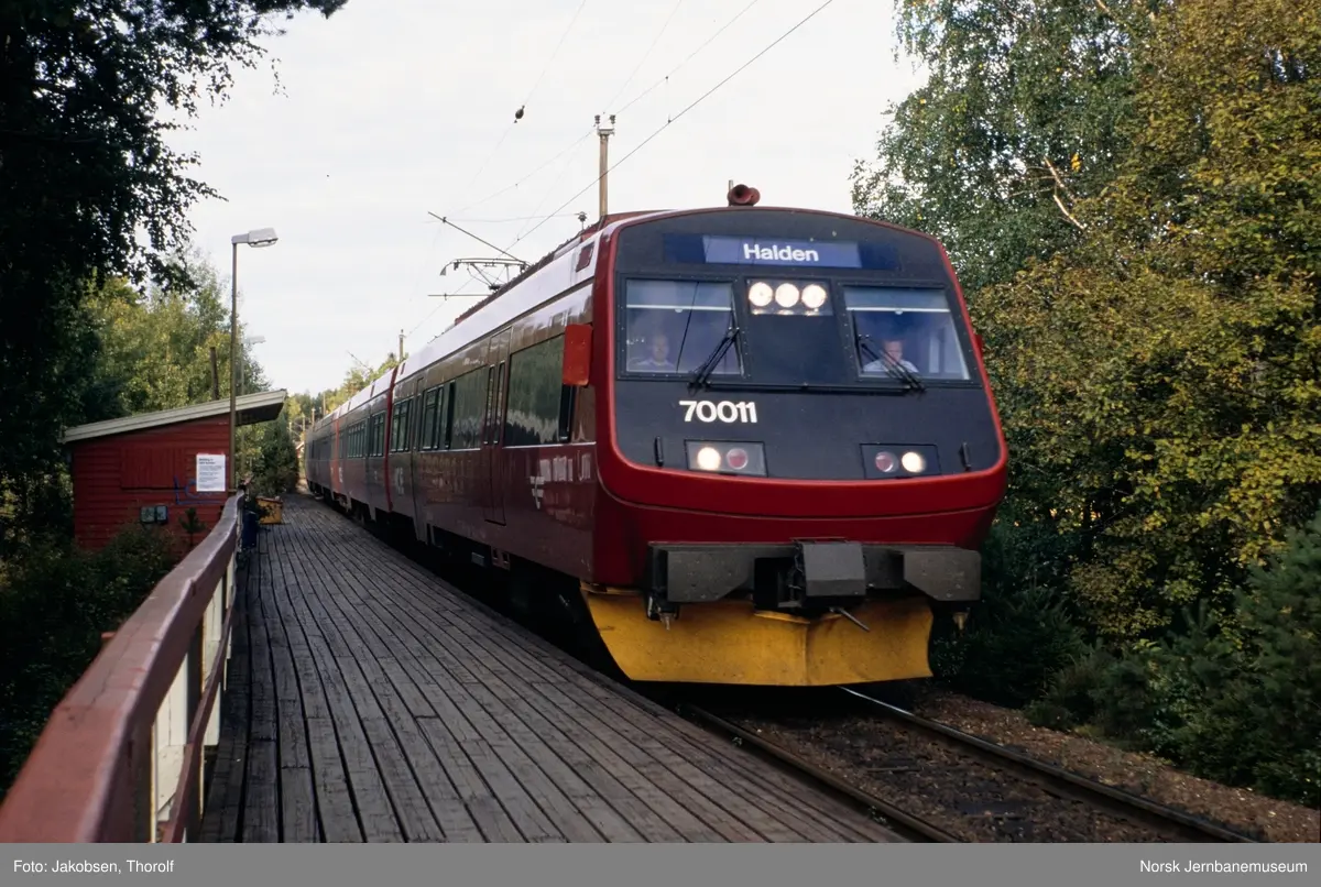 Elektrisk motorvognsett type 70 med motorvogn BM 70 011 fremst, med ...