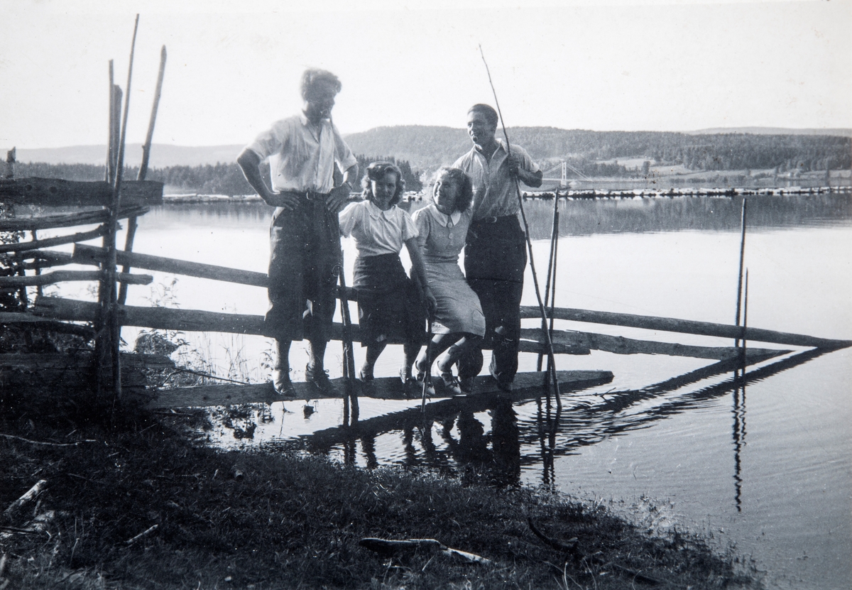 Gruppe 4 ungdommer på sykkeltur til Nes H. i 1939. Fra venstre: Arne ...