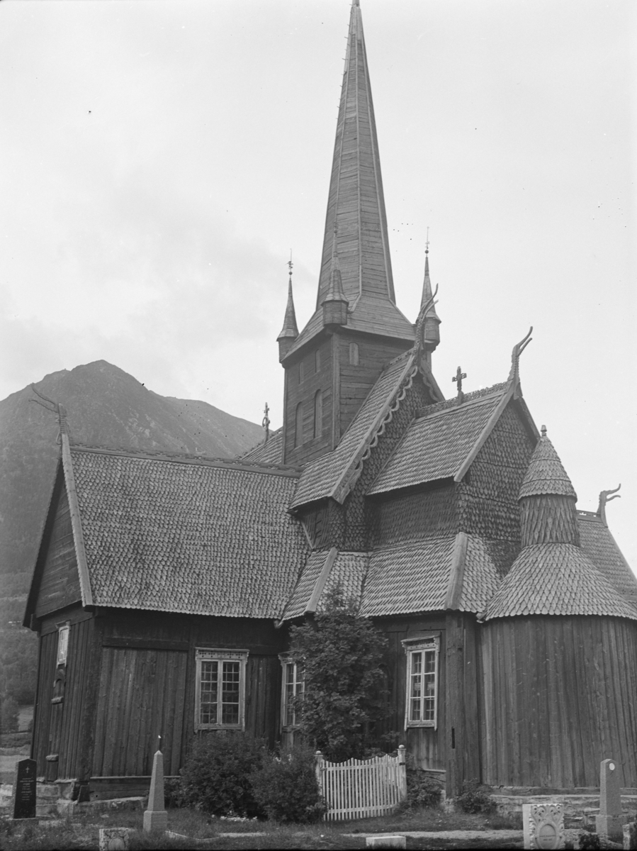 Lom stavkirke (Lom stavkyrkje) med Lomseggen i bakgrunnen - Maihaugen ...