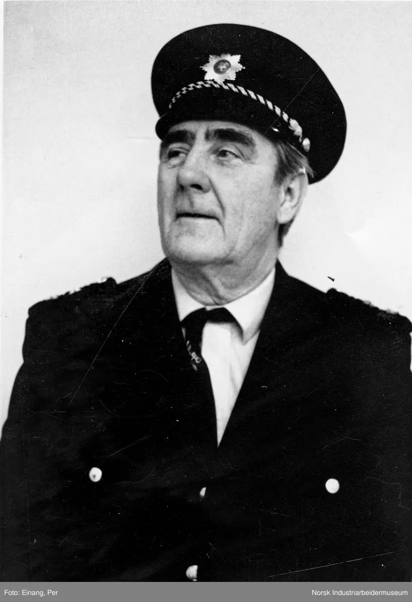 Portrett brannmann i uniform. - Norsk Industriarbeidermuseum ...