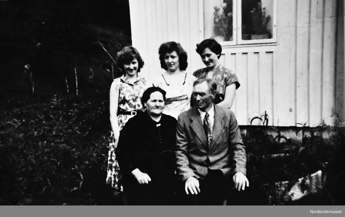 "Sjybakkfolket", Sørfjorden. Bak fra venstre: Henny Pedersen, Tone ...