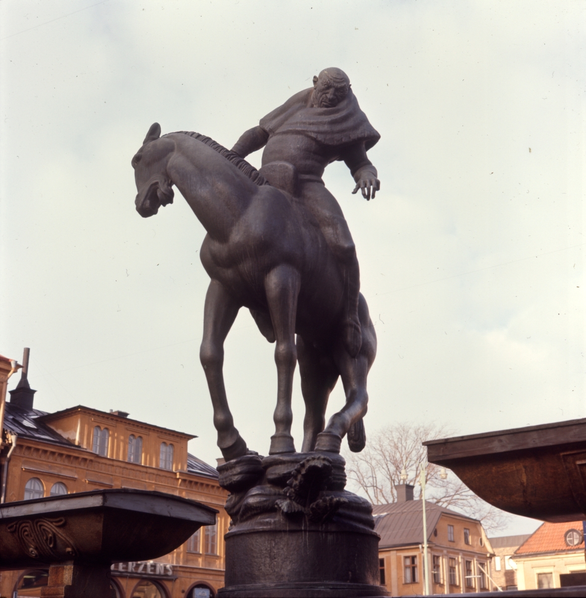 Folkungabrunnen med Folke Filbyter, skulpturen uppförd av Carl Milles ...