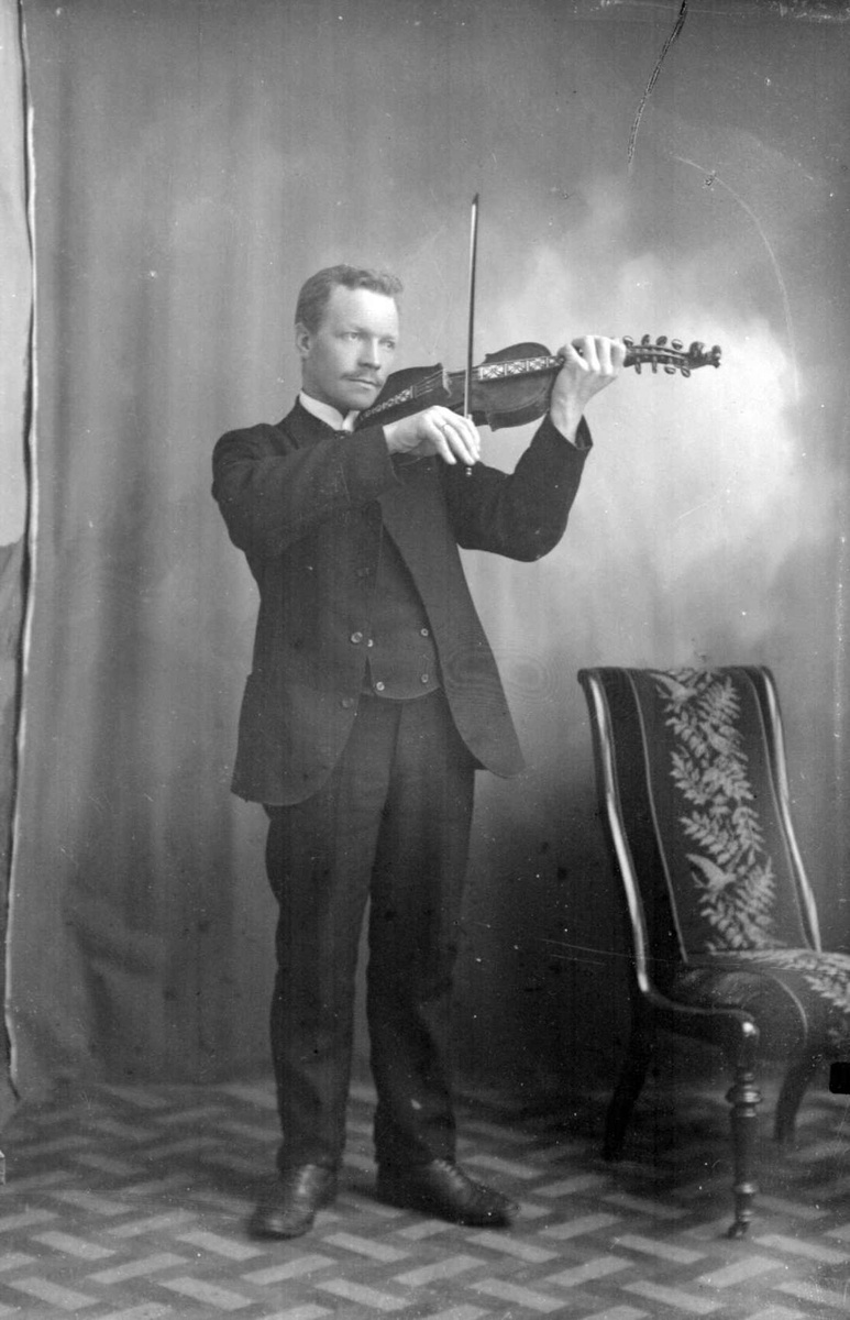 18.12.1908. John Dahle. Portrett, mann med fele. - Maihaugen ...
