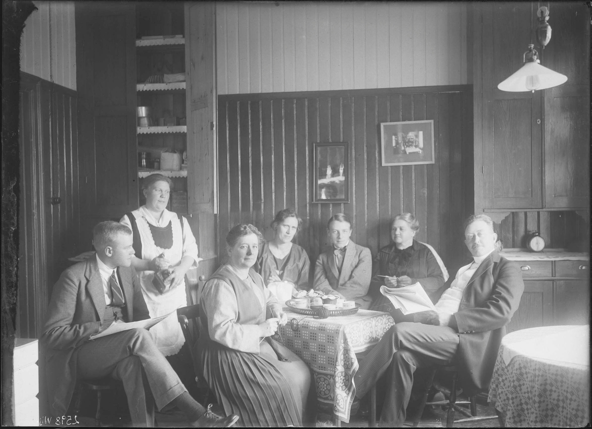 Familjen Larsson på Sparrsätra skola - Västerås Stadsarkiv / DigitaltMuseum