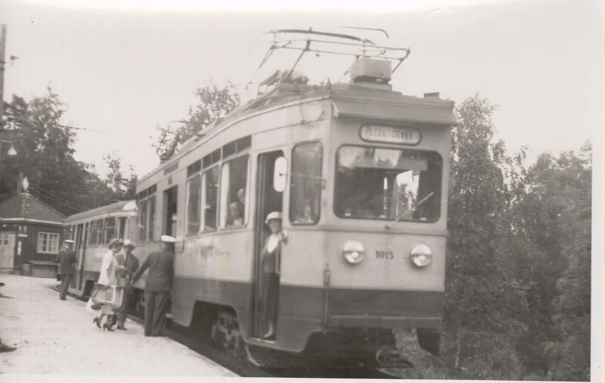 Ekebergbanen, nr. 1015 og tilhenger, Ljabru. - Sporveismuseet / DigitaltMuseum