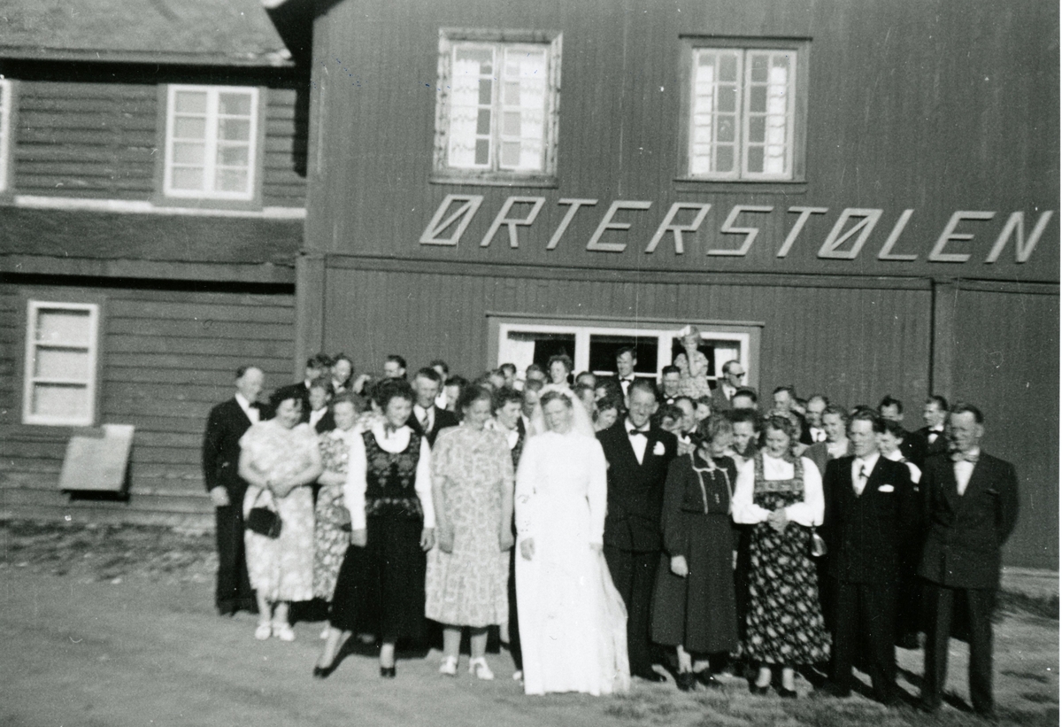 Gruppebilde (2 nesten like bilder) frå Bryllaupet til Østen Nymoen og ...