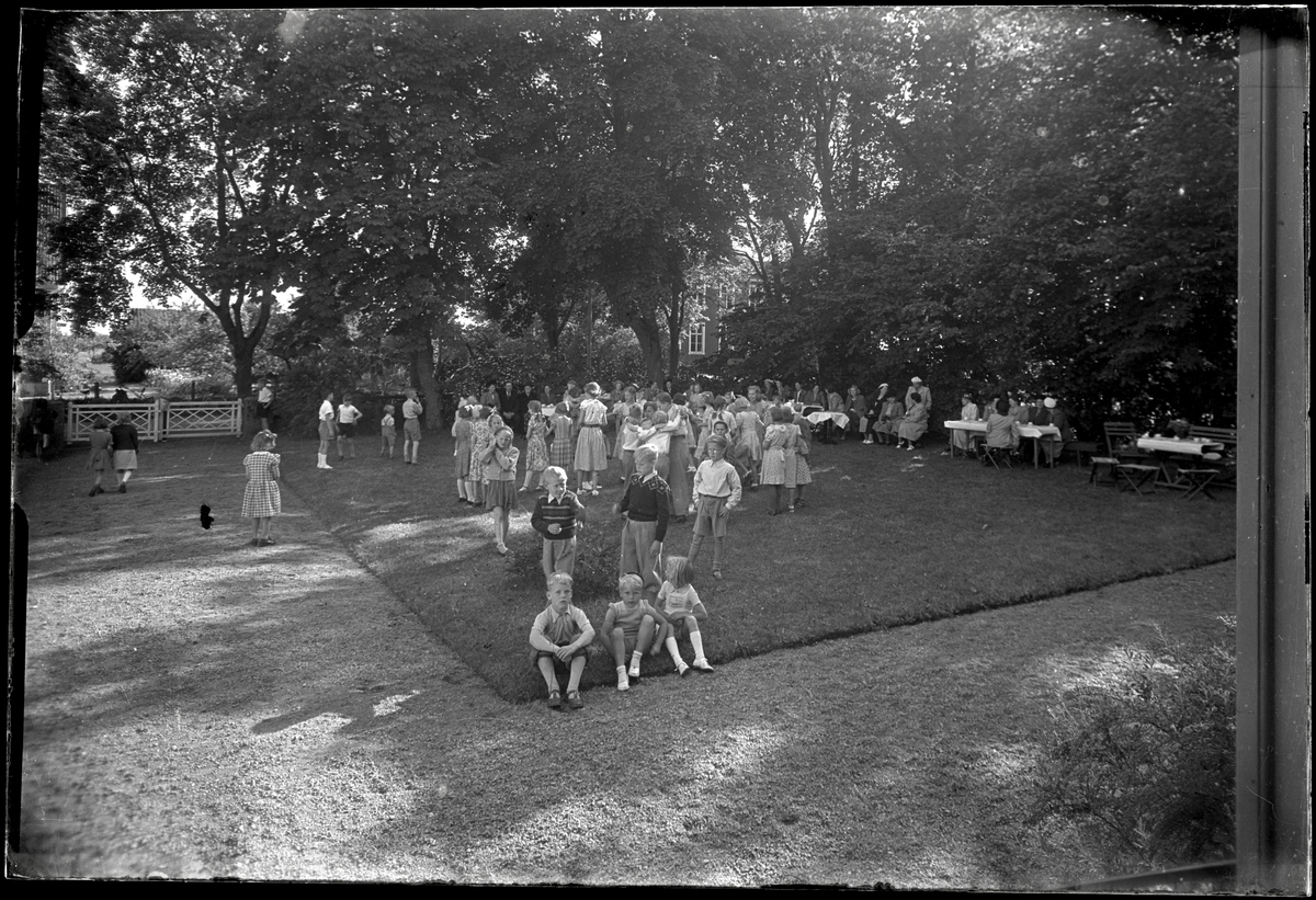 Samling barn i Götlunda församlingshems trädgård - Västergötlands ...