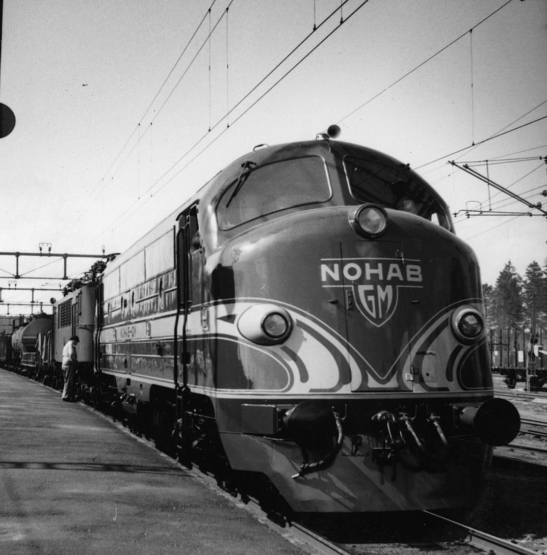 Diesellokomotiv Di 3 602 som ekstra forspannlokomotiv i godstog, her i ... Diesellokomotiv Di 3 602 som ekstra forspannlokomotiv i godstog, her i ...