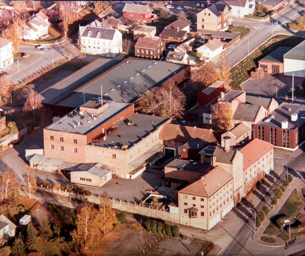 Flyfoto som viser Hamar Bryggeri med nærområdet oktober 1981. - Anno ...
