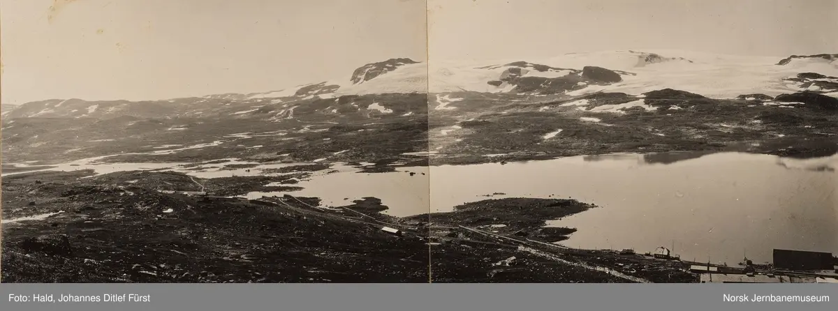 Finse stasjon, oversiktsbilde, med stasjonsbygning, lokomotivstall ...