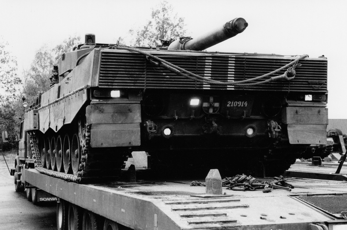 Lastning av stridsvagn för lastbilstransport - Garnisonsmuseet ...