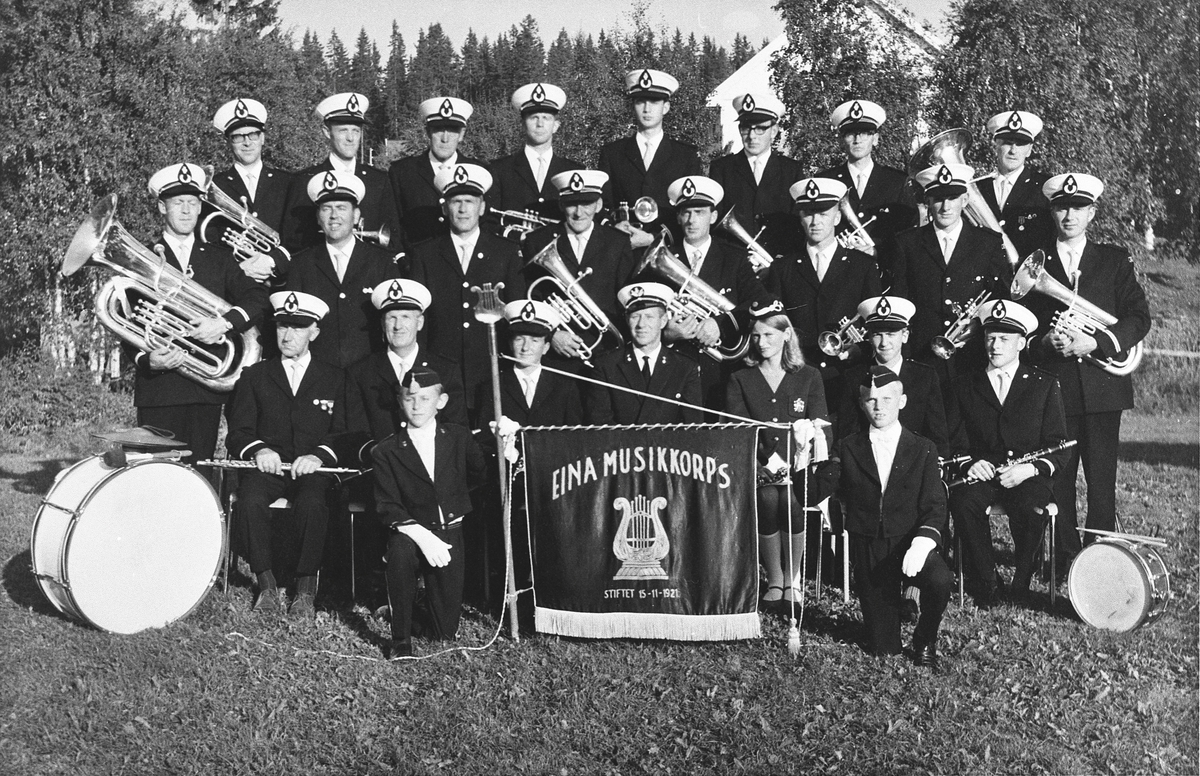 Eina Musikkorps avbildet 1968. Fanevakter: Lars Næss, Ole Ivar ...