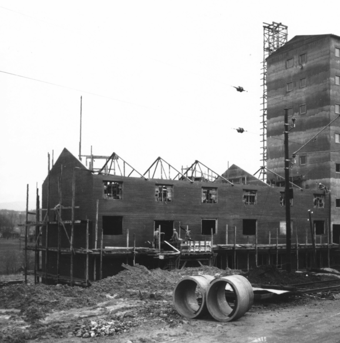 12 bilde frå bygginga av Bø mølle 1952-53. Bygging av "lågbygget ...