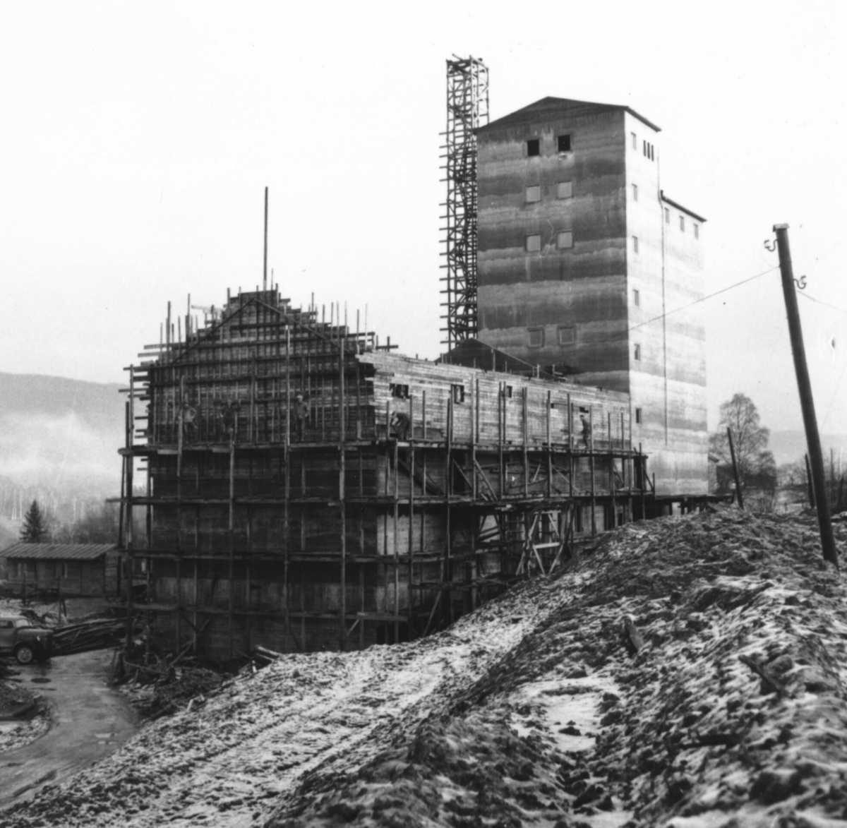 12 bilde frå bygginga av Bø mølle 1952-53. Bygging av "lågbygget ...