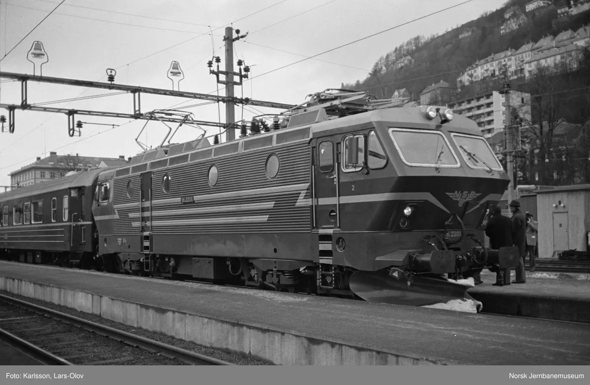 Elektrisk lokomotiv El 16 2201 med dagtoget til Oslo Ø, tog 602, på ...
