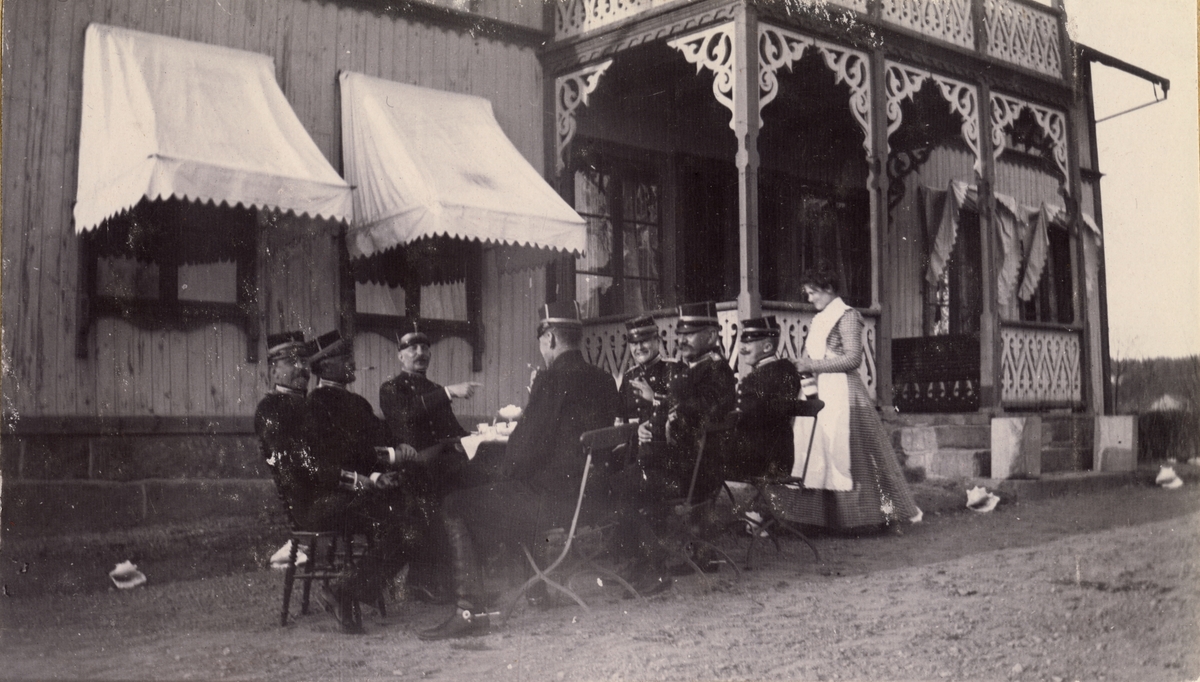 Kaffepaus vid en byggnad. - Armémuseum / DigitaltMuseum