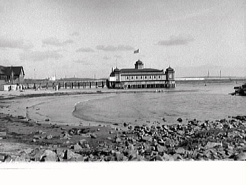 Kallbadhuset vid Barnens badstrand i Varberg. Till höger ses ...