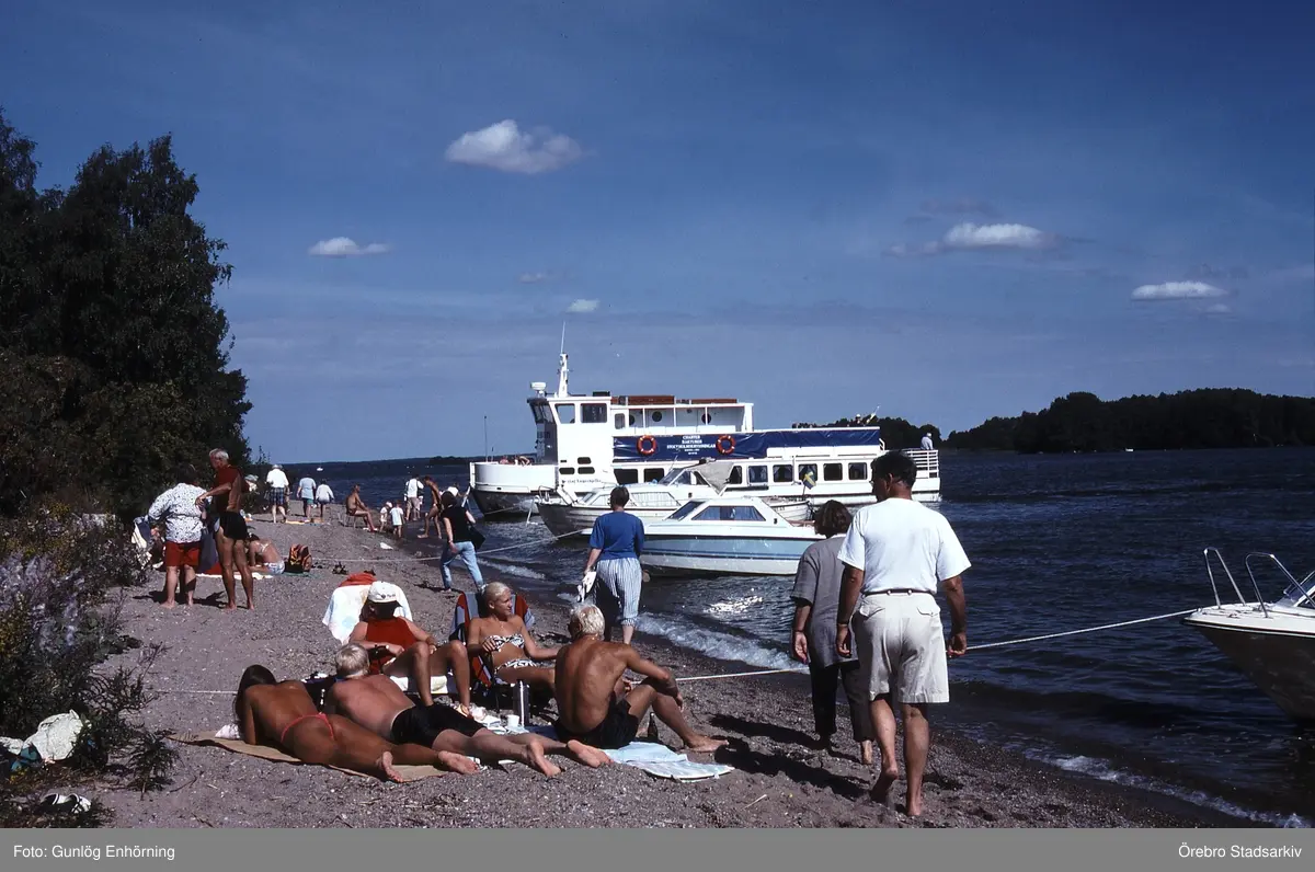 Badstrand på ön Fåran, 1995 - Örebro Stadsarkiv / DigitaltMuseum