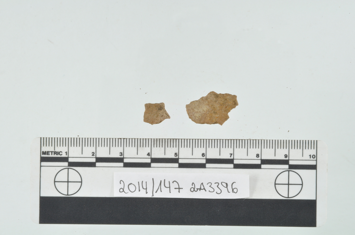 B 17378.2 Fragmenter av det som trolig er en spenne i gevir eller bein ...