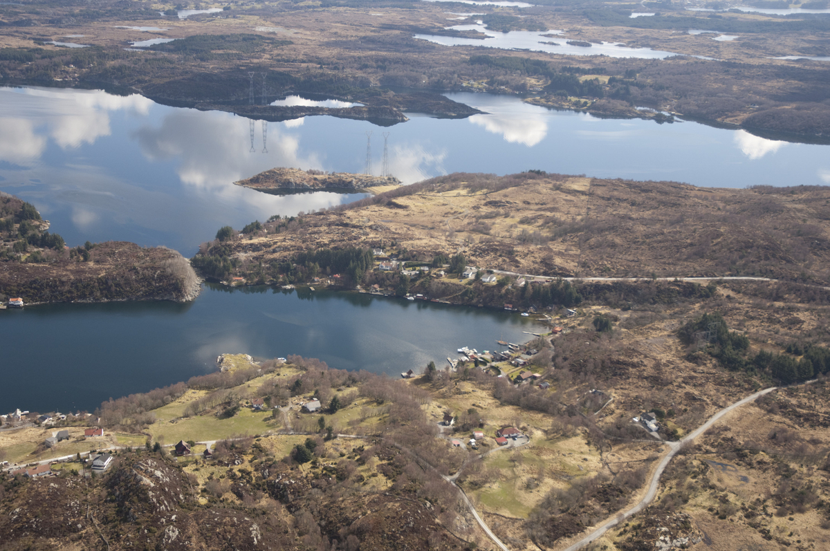 Flyfoto fra diverse gårder, Karmøy. T-forbindelsen. - Arkeologisk ...