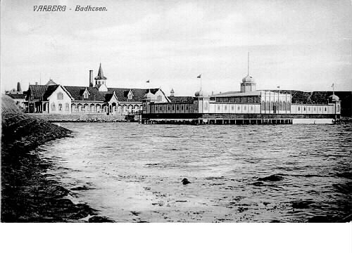 Vykort, "VARBERG - Badhusen." Till vänster ses Varmbadhuset från 1866 ...