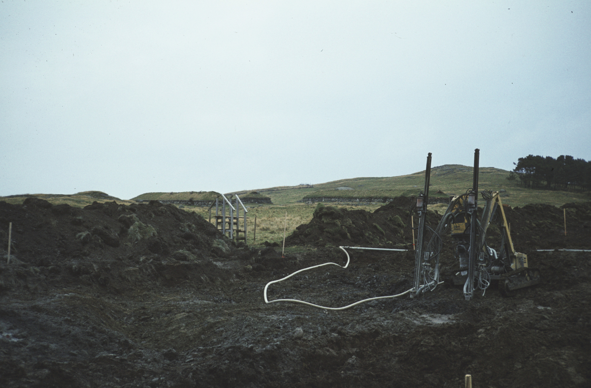 Fra Jernaldergården på Ullandhaug. Veiarbeid nedenfor husene ...