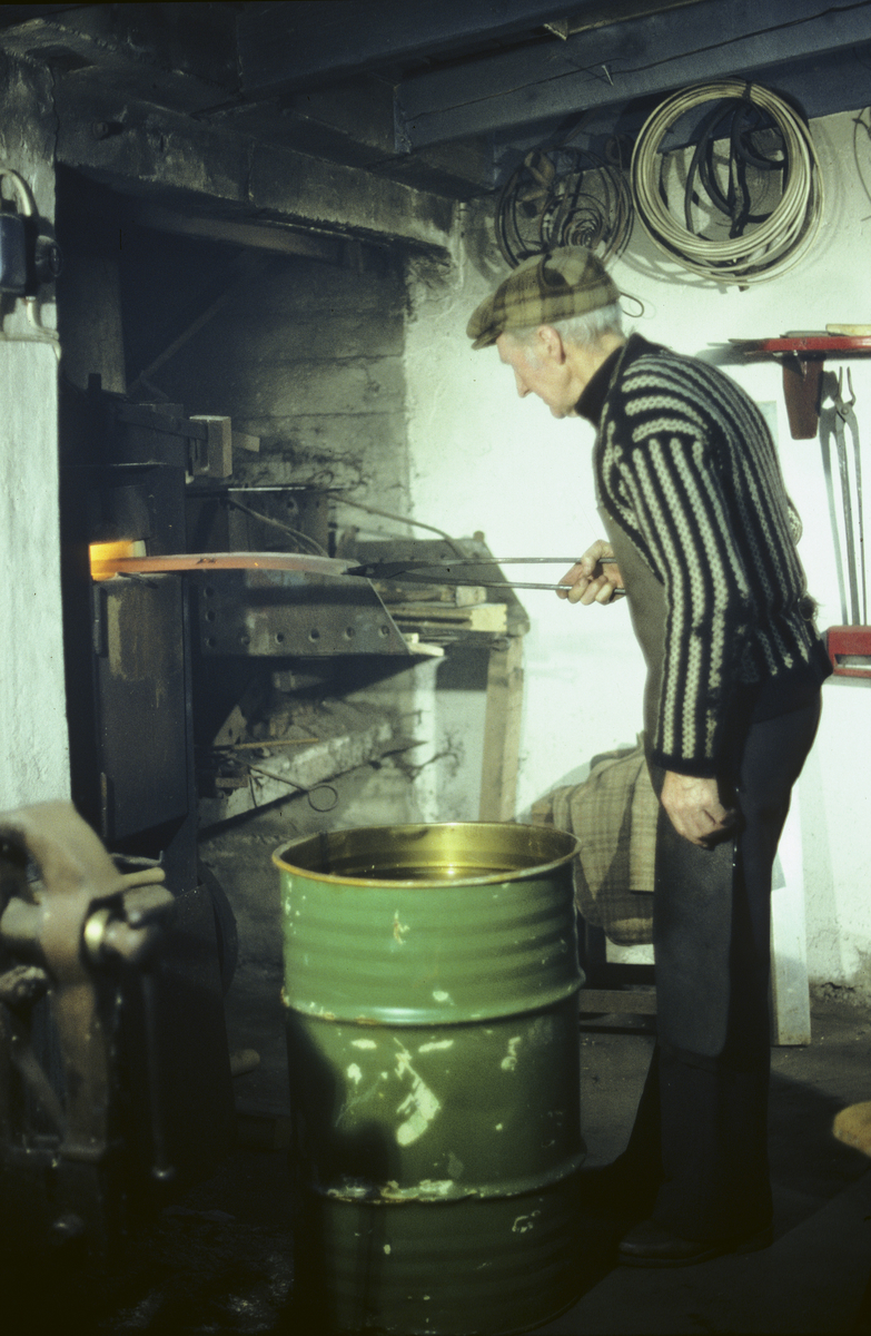 Herding av stål - Trygve Kverneland - Arkeologisk museum, Universitetet i Stavanger - Foto ...