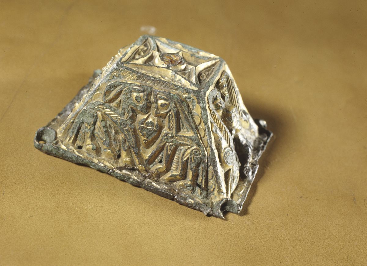 Sadelknapp av forgylt bronse (pyramideformet beslag). - Arkeologisk ...
