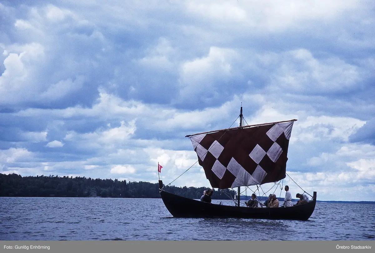 Vikingaskepp på väg till invigningen av Birkamuseet, 1997 - Örebro ...