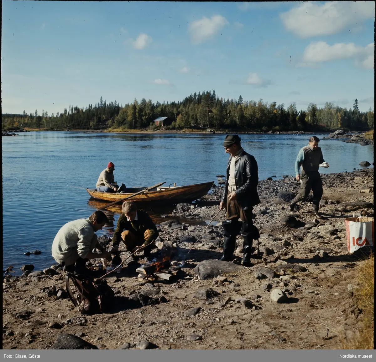 Sportfiske. Fiskare gör upp eld på stranden vid Torparforsen, Sorsele, Vindelälven. - Nordiska ...