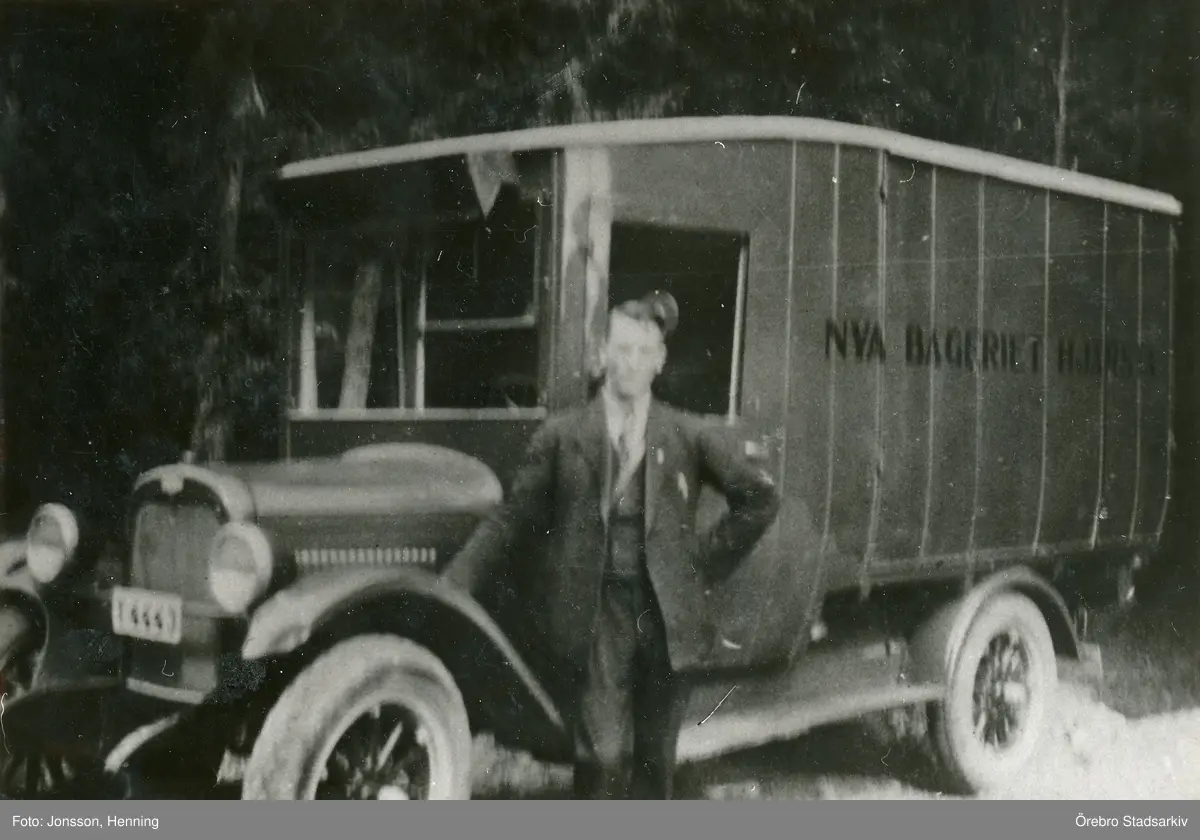 Brödutkörning med Nya Bageriets bil , 1930- tal - Örebro Stadsarkiv ...