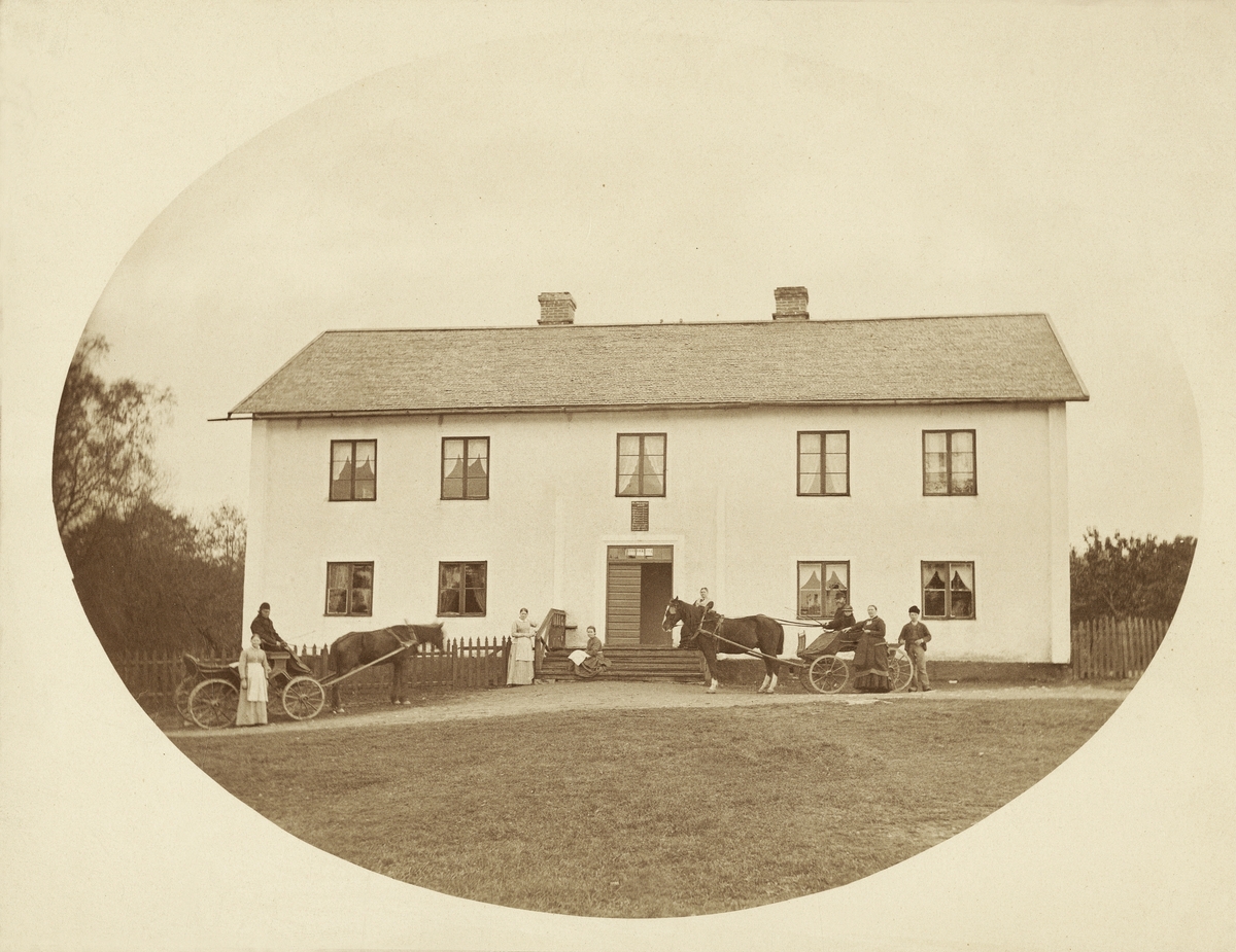 Gästgivaregården i Nöbbele, ca 1880. Ovanför dörren syns en s.k ...