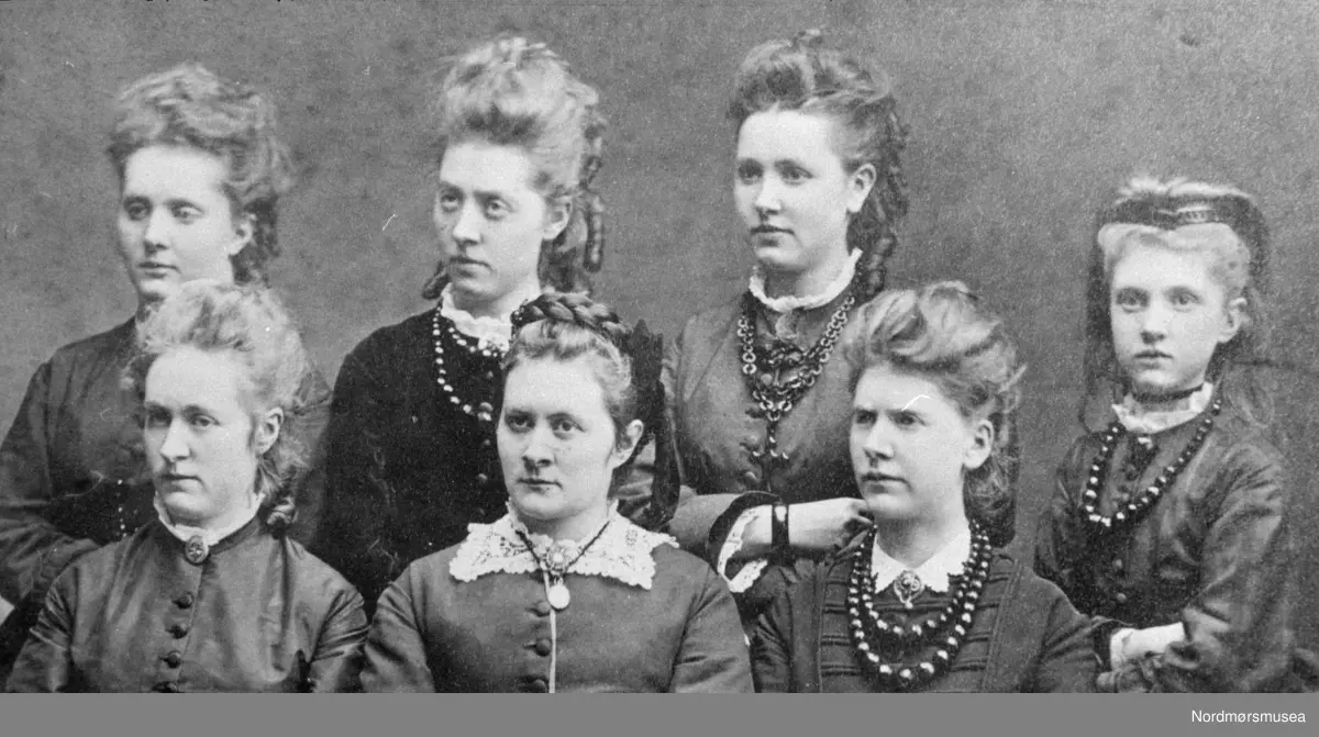 Øverste rad fra venstre: Anna Werring f. 1854, Emma Werring f. 1848 ...