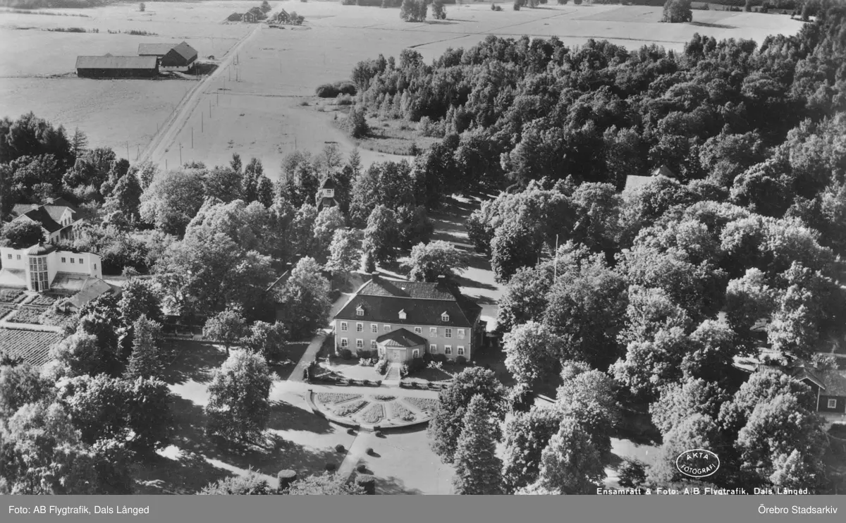 Flygfoto över Bystad slott och Bystad herrgård, 1940-tal - Örebro ...