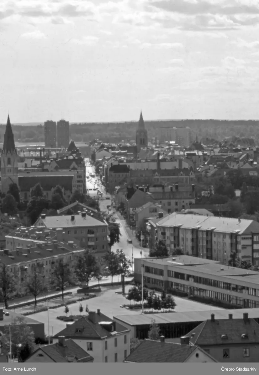 Utsikt från Svampen mot Storgatan, 1960-tal - Örebro Stadsarkiv ...