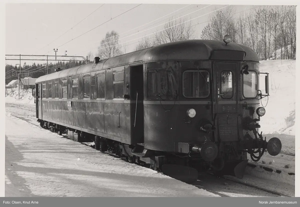 Dieselmotorvogn BM 91 01 med persontog på Darbu stasjon - Norsk ...