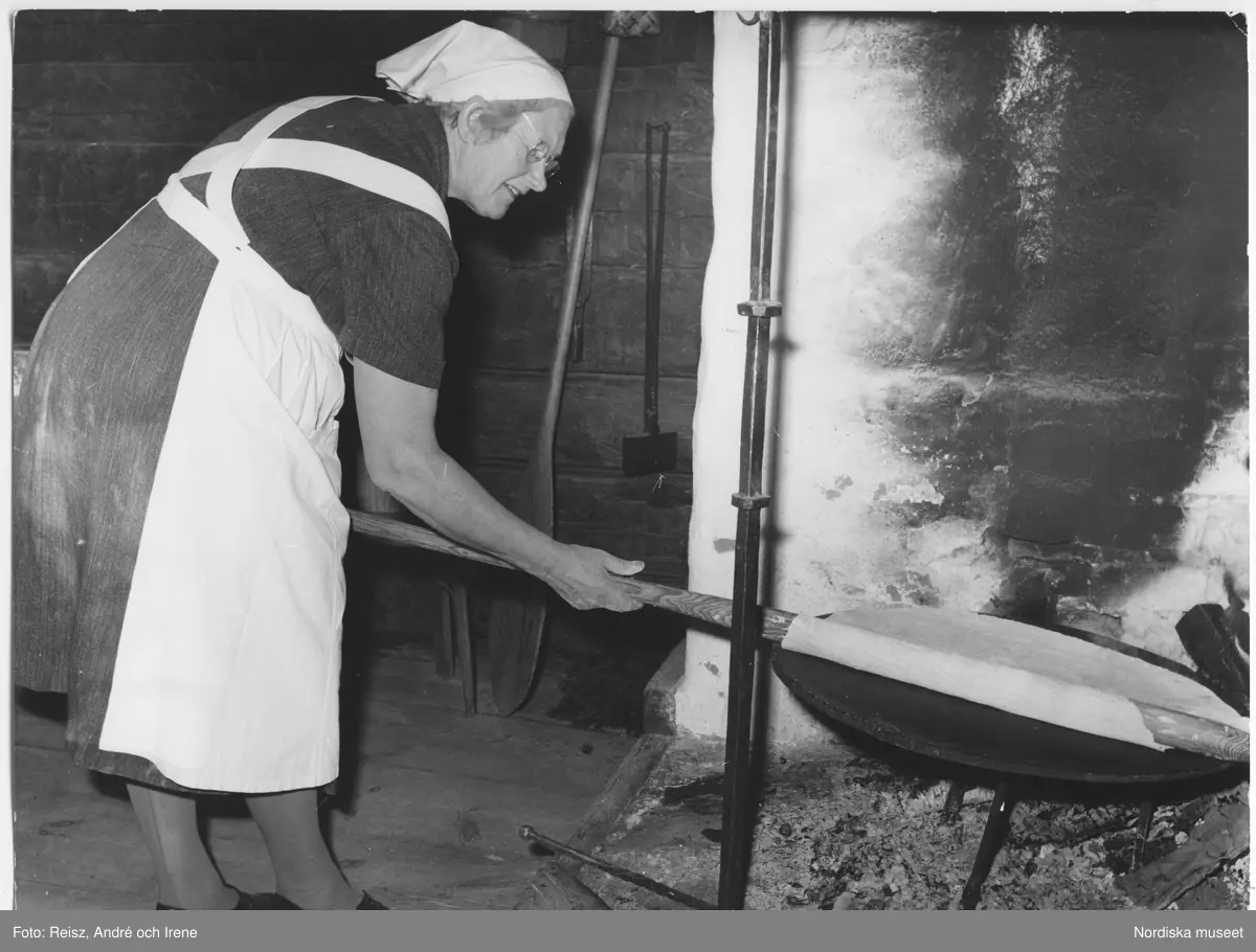 Stockholm. Julbrödet bakas på Skansens bakstuga. - Nordiska museet ...